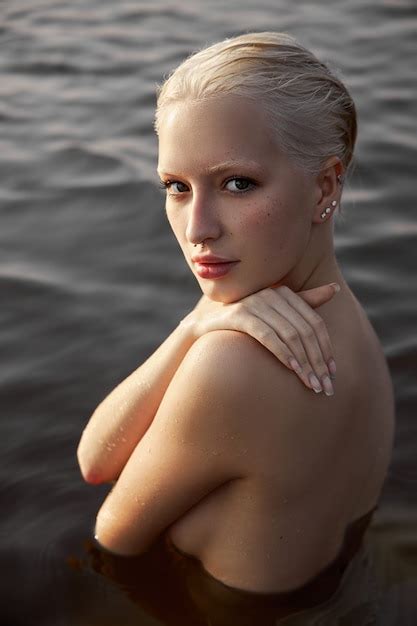 Mujer Sexy Desnuda Desnuda En El Agua Al Atardecer Hermosa Mujer Rubia