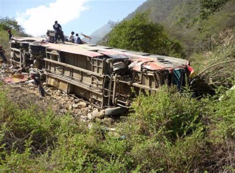 23 muertos y 40 heridos al despeñarse un autobús por un barranco en Perú