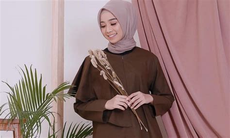 Baju Coklat Muda Cocok Dengan Jilbab Warna Apa Halowee