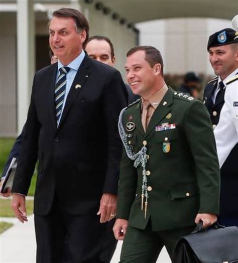 Mauro Cid afirma à PF que entregou dinheiro a Bolsonaro em mãos