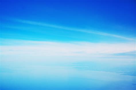 Cielo Azul Con Nubes Blancas Suaves Foto Premium