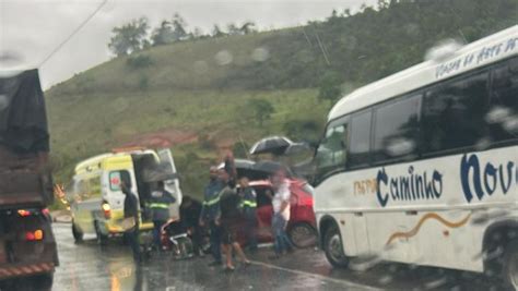 Batida frontal entre carro e caminhão deixa cinco pessoas feridas na BR