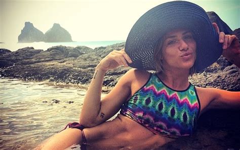Que Corpo Giovanna Ewbank Exibe Barriga Chapada E Definida Durante