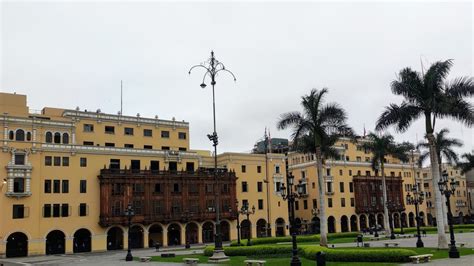 LIMA PERÚ RETIRAN LAS REJAS DE ALREDEDORES DE LA PLAZA MAYOR DE LIMA