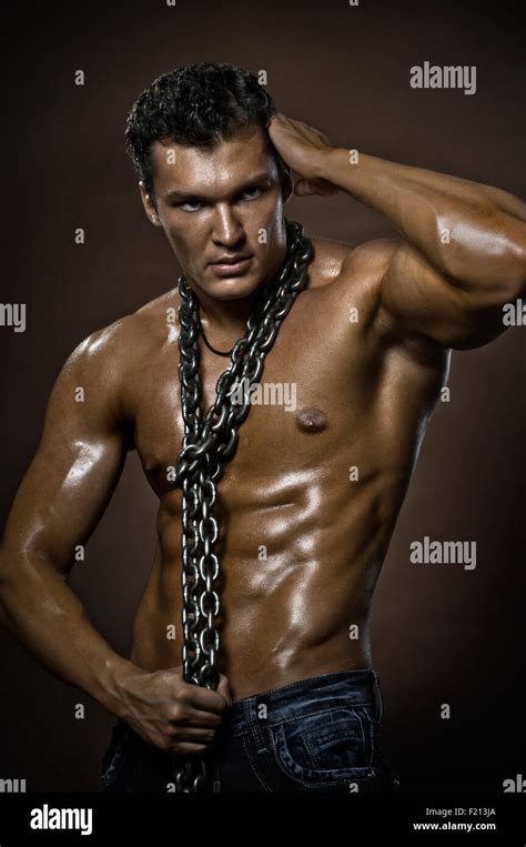 Sehr Muskul S Gut Aussehend Sexy Mann Auf Braunem Hintergrund Nackten