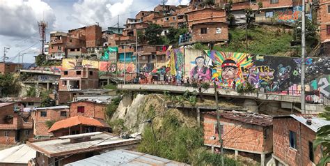 Turismo en Medellín la Comuna 13 atrae visitantes pero a qué costo