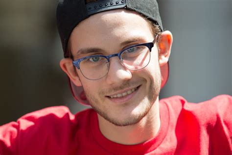 René Charles a bien changé L évolution du fils de Céline Dion qui