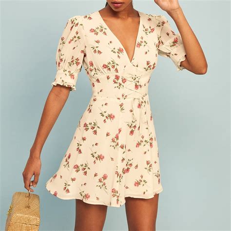 Robe Fleurie Rouge Col V Reine Fleurie
