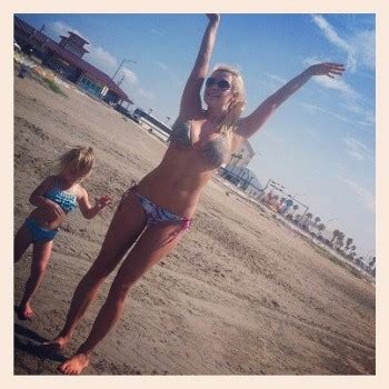 Kristen Bredehoeft Of A E S Flipped Off Nude Pic Tweeted By Ex