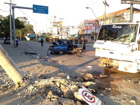 G1 Motorista morre após colidir carro contra caminhão em Porto Alegre
