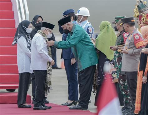 Ma Ruf Amin Sampai Di Padang Disambut Gubernur Sumbar Mahyeldi