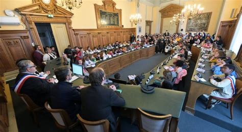 Conseil municipal des enfants 62 écoliers ont pris officiellement