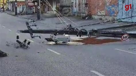 Vídeo Motorista perde controle de carro e derruba poste na Avenida