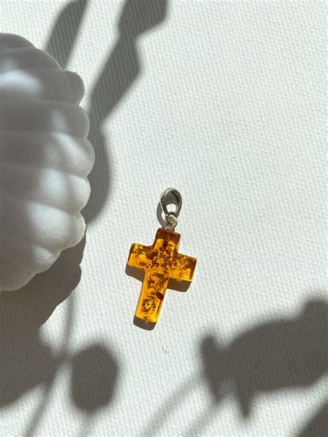 Zawieszka z bursztynu Krzyż amberheart