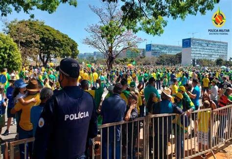 A favor do voto impresso apoiadores de Bolsonaro se reúnem em Brasília