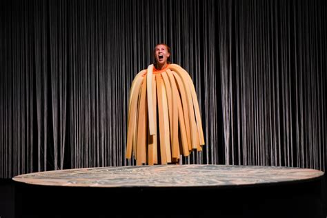 Luft nach oben Schauspiel von Fabienne Dür