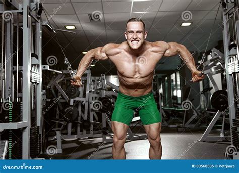 Individuo Muscular Del Culturista Que Hace Entrenamiento De Los