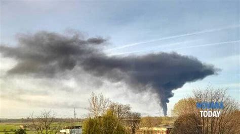Vasto Incendio In Un Azienda Di San Pietro Mosezzo Alta Colonna Di