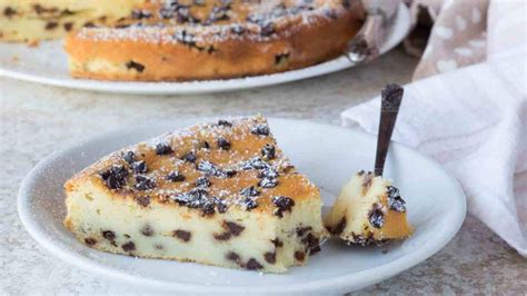 Gâteau à la ricotta et pépites de chocolat crémeux et délicieux La