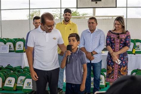 Alunos Da Rede Municipal De Educa O Recebem Kits Escolares