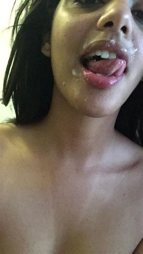 Contribuição Caseira Nacional Moreninha Tira Fotos Exibindo Sua Xereca E Pagando Um Boquete
