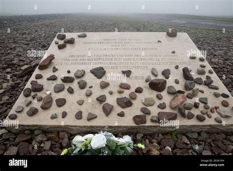Gedenkplatte Mit Krematorium Im Nebel Im KZ Buchenwald Heute KZ
