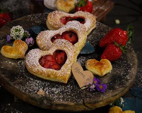 Blätterteig Herzen mit Nutella und Erdbeeren