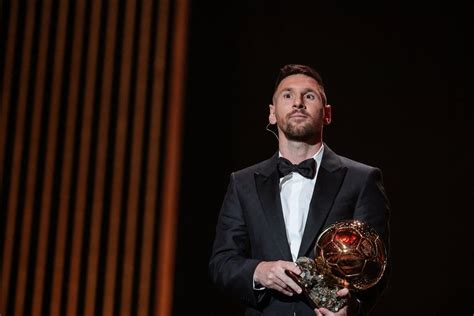 Lionel Messi recibe su octavo Balón de Oro