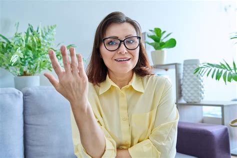 Retrato en la cabeza de una mujer de mediana edad mirando la cámara web