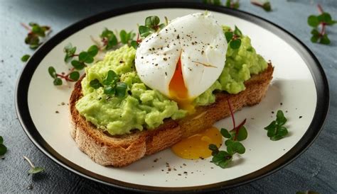 Tostadas De Aguacate Con Huevo Poche Mandolina