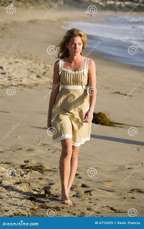 Belle Jeune Fille Marchant Sur La Plage Image Stock Image Du Orange