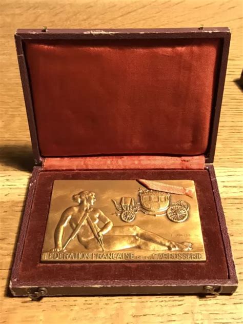 MÉDAILLE FEMME NUE par JOFFRE Fédération Française de la Carrosserie