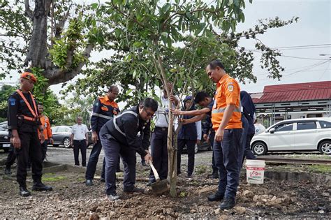 Keren KAI Daop 4 Semarang Lakukan Penanaman Pohon Dan Hijaukan