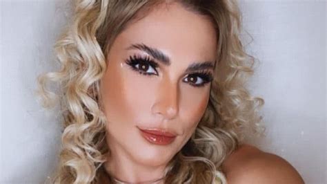 Ousada Lívia Andrade aposta em vestido totalmente transparente e