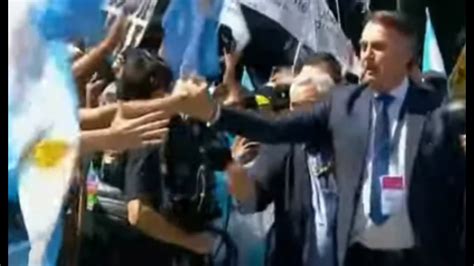 AGORA Bolsonaro é Ovacionado ao chegar para posse de Milei na