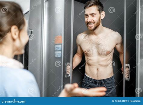 Pares Jovenes Que Intentan La Nueva Cabina De La Ducha En La Tienda