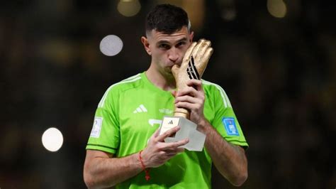 El gesto de Dibu Martínez tras recibir el trofeo al mejor arquero del