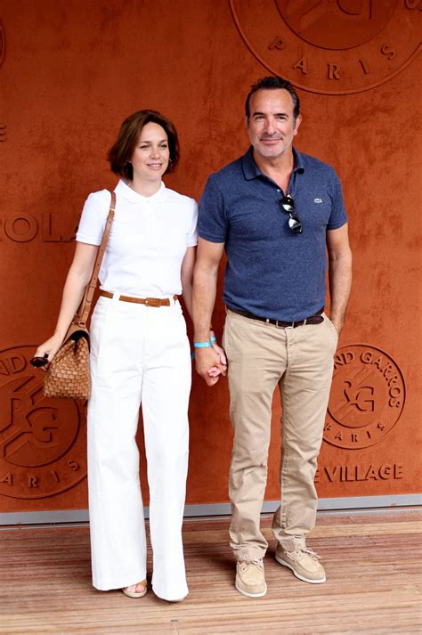 Photo Jean Dujardin et sa femme Nathalie Péchalat au village lors des