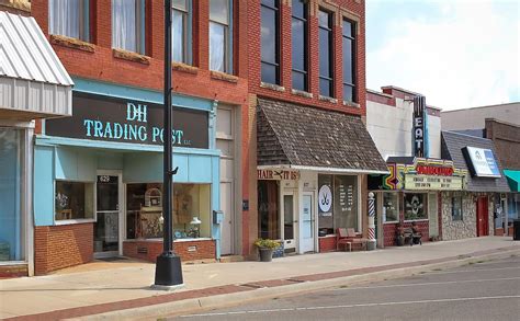 These Small Towns In Oklahoma Come Alive In The Fall WorldAtlas