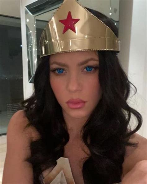 Deseos de infancia Shakira se disfrazó de la Mujer Maravilla para