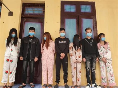 5 cô gái mở tiệc thác loạn cùng nhóm bạn trai ở động lắc trong ngôi