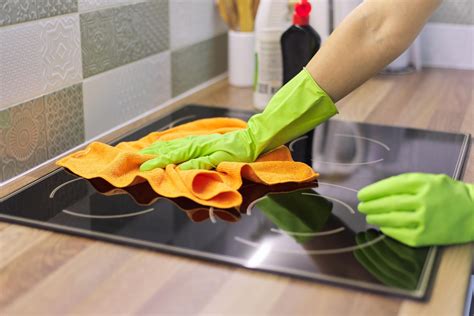 Comment bien nettoyer une plaque de cuisson vitrocéramique Conseils