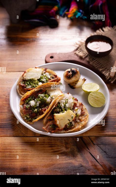 Tacos Al Pastor Tambien Conocidos Como Tacos De Trompo Son El Tipo De