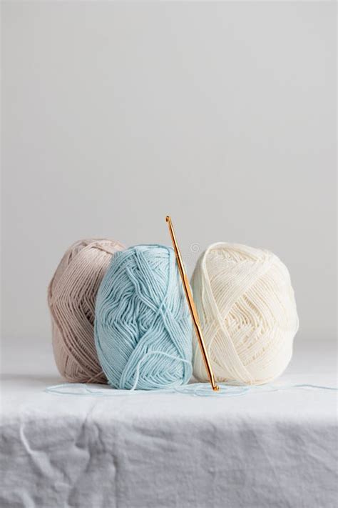 Crochet Crochet Et Boules De Fils De Coton Couleurs Pastel Sur Une