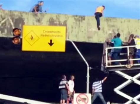 G1 População e bombeiros se unem para salvar mulher em viaduto veja