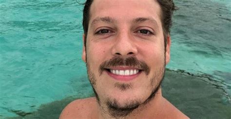 Fábio Porchat dá beijão na esposa durante viagem paradisíaca Eu tô