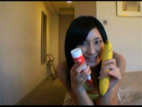 画像ナビ バナナを食べてフェラしてるようにみえる仲村みうのエロ画像