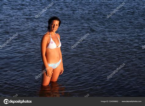 Sexy Mädchen Bikini Stockfotografie Lizenzfreie Fotos © Yayimages 324099662 Depositphotos