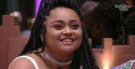 Ex BBB Rízia surge de fio dental na piscina e bumbum gigante viraliza