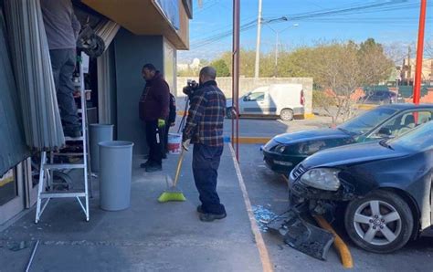 Confunde Acelerador Con Freno Y Se Impacta Contra Tienda De Conveniencia